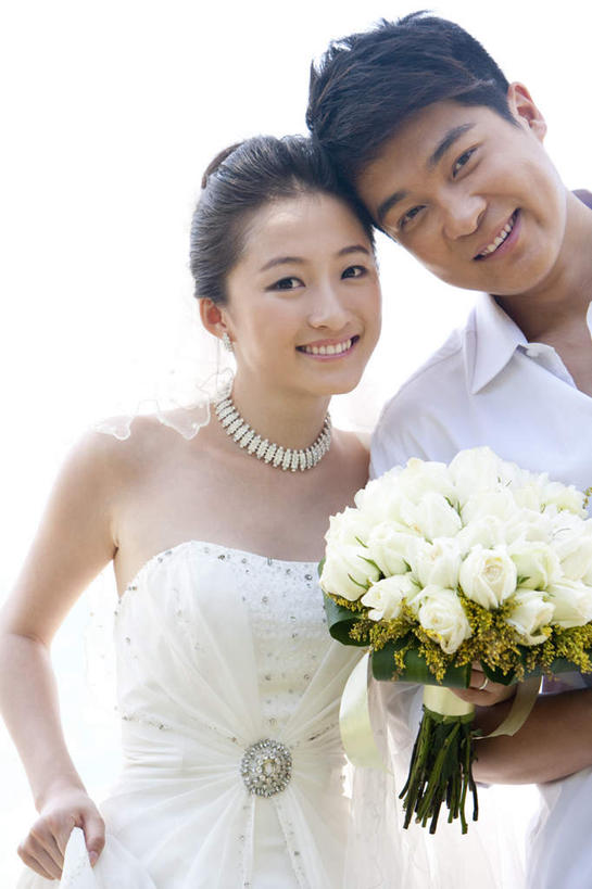 东方人两个人夫妻丈夫妻子新娘新郎站笑微笑露齿笑竖图室外白天正面婚纱衬衫爱情婚礼快乐欣喜若狂幸福旅途