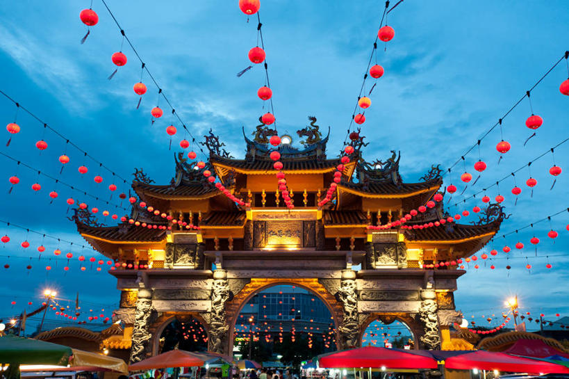 横图 室外 建筑 照明 马来西亚 春节 一排 吊挂 悬挂 庆祝 整齐 装饰 灯笼 纸灯笼 大门 云 拱门 挂 排列 天空 黄昏 灯具 摄影
