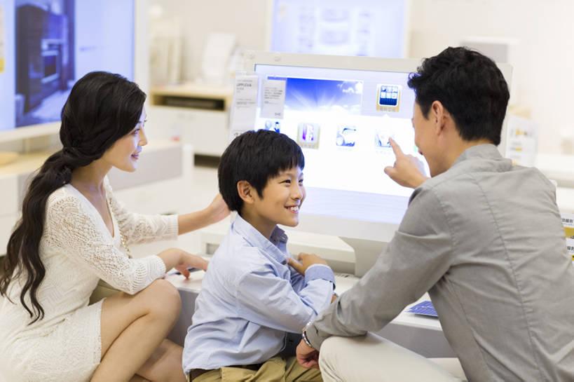 东方人,儿童,成年人,中年人,三个人,家庭,父母,父亲,儿子,家,商店,站,蹲,笑,微笑,露齿笑,横图,室内,购物,快乐,幸福,纯洁,消费,显示器,技术,家具,装修,城市,建筑,商场,北京 ...