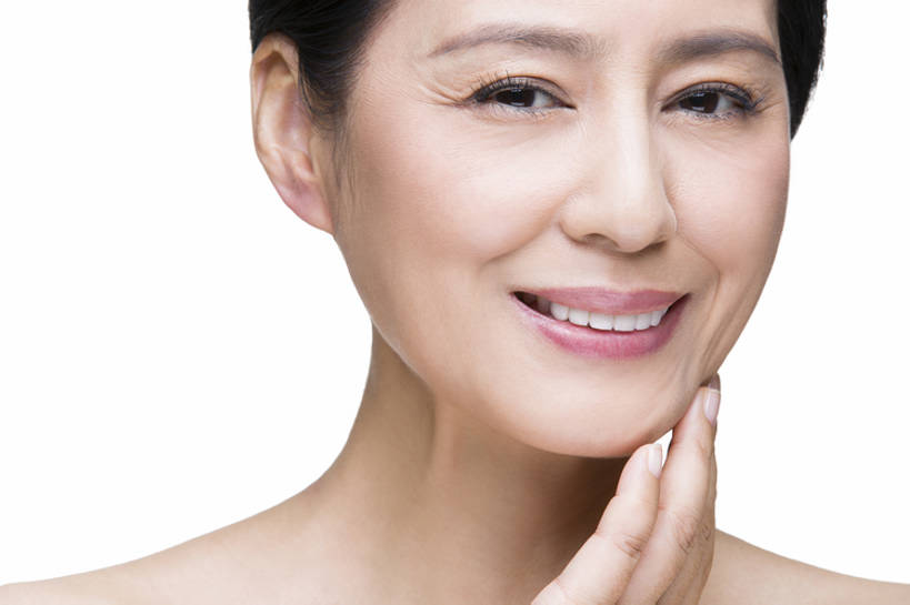 东方人成年人中年人老年人脸头脸颊皱纹裸体一个人笑微笑露齿笑横图特写留白抠图白色背景正面美容快乐幸福北京中国亚洲仅一个女性仅一个人服装美丽