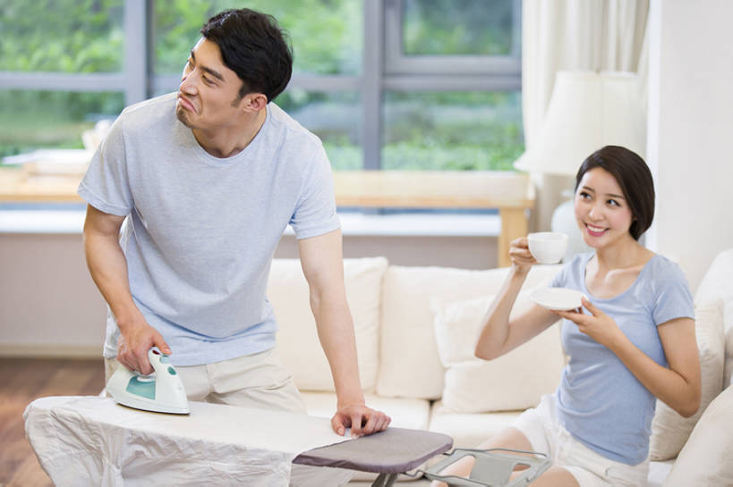 东方人成年人两个人家庭夫妻丈夫妻子家庭主妇家客厅笑微笑露齿笑横图室内正面爱情家务快乐幸福茶窗户北京中国亚洲一排喝弯腰握整齐铁房屋
